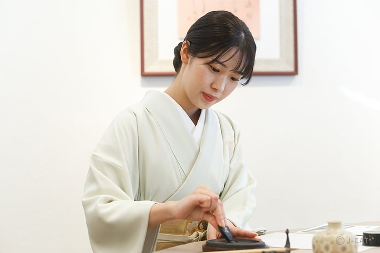 Japan’s Unique Kana Calligraphy, Taught by a Prominent Kyoto ...