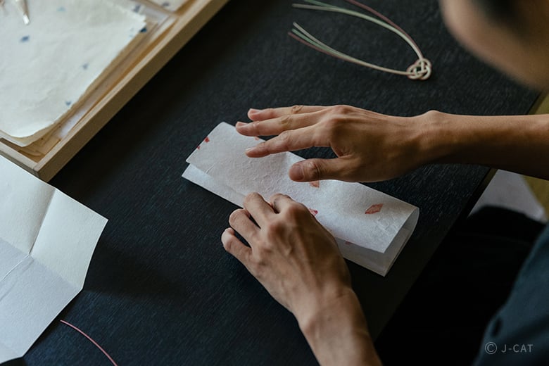 Learn To Tie Mizuhiki Knots And Wrap With Washi Paper With A Mizuhiki ...