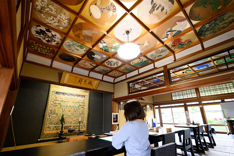 Practice Buddhist Painting and Sutra Copying at an Ancient Temple